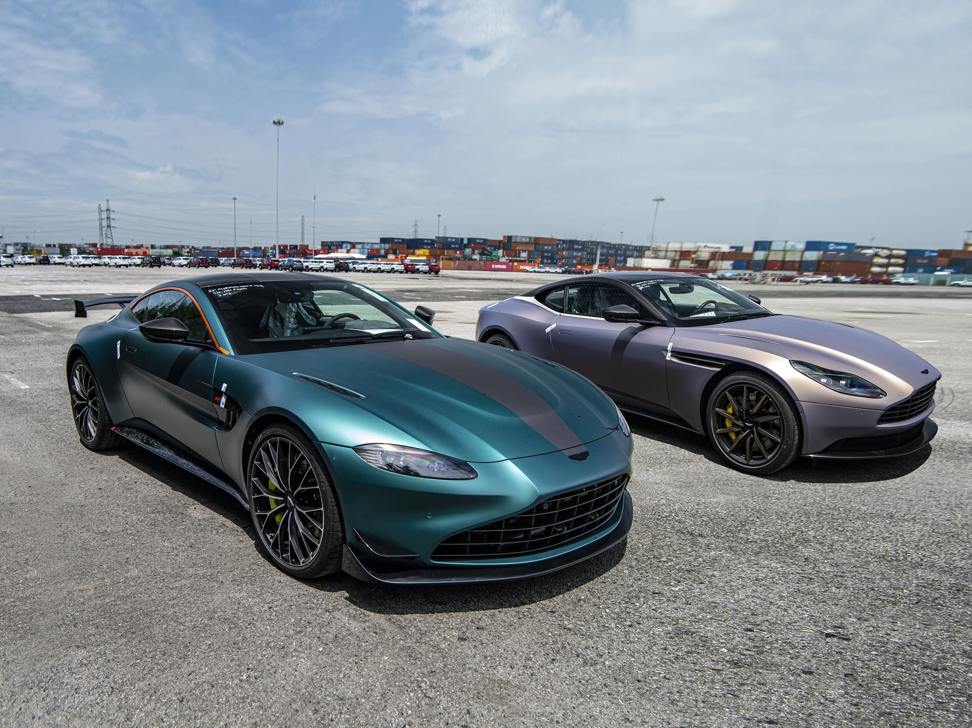 20 tỷ đồng cặp siêu xe Aston Martin Vantage F1 và DB11 V8 Coupe cho ...